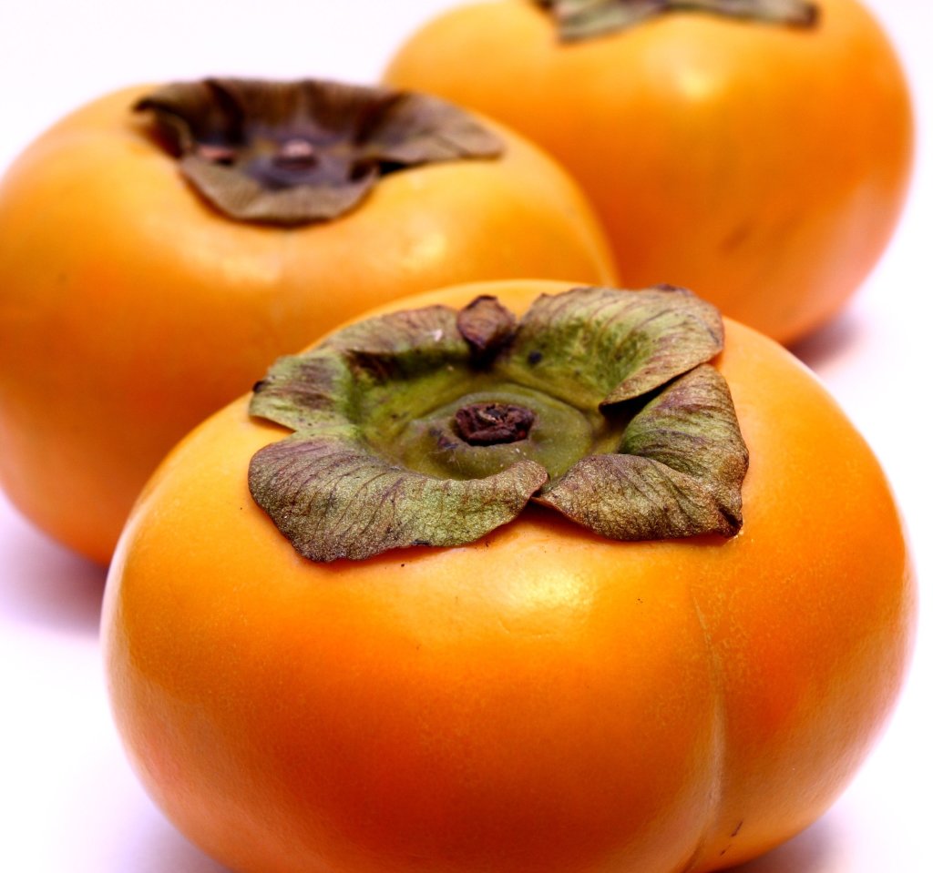 Spilgti oranžā un gardā augļa – hurmas dzimtā puse ir Āzija. No ...